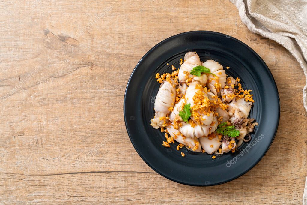 Calamar frito o pulpo con ajo en plato 2022