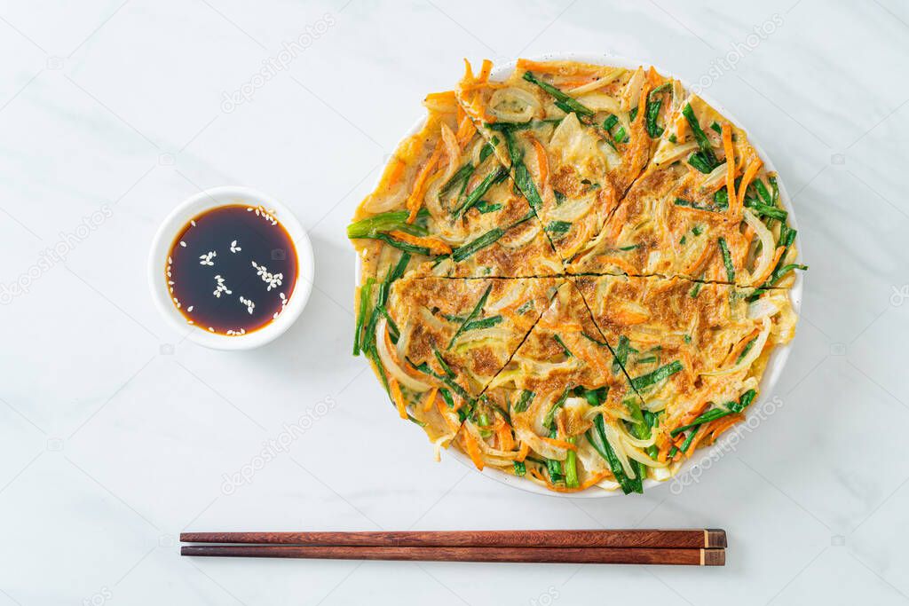 Pajeon o panqueque coreano o pizza coreana - Estilo de comida asiática 2022