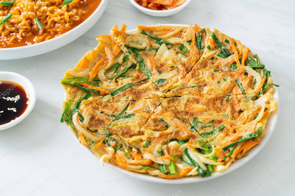 Pajeon o panqueque coreano o pizza coreana - Estilo de comida asiática 2022