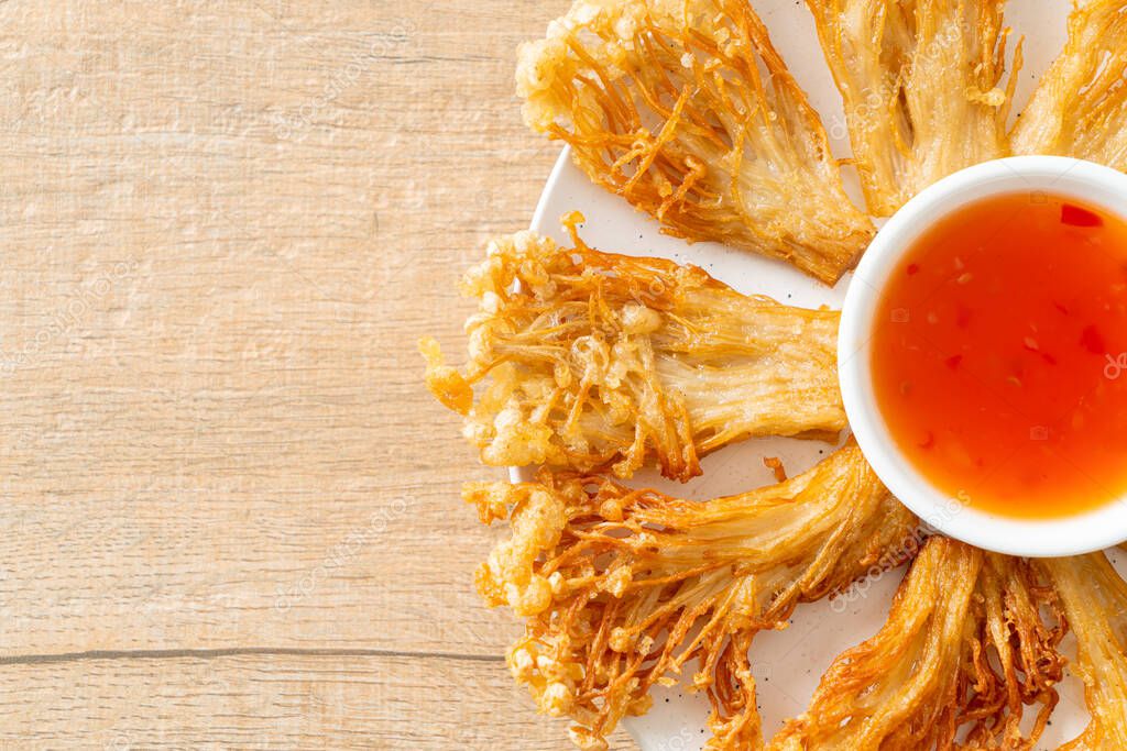 champiñones enoki fritos o champiñones aguja dorada con salsa picante ...