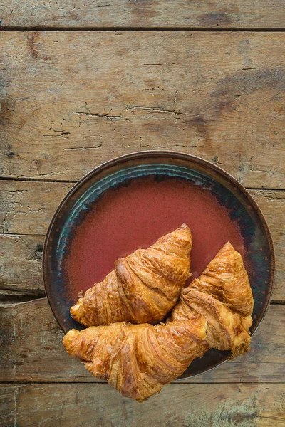 Croissant aux fraises images libres de droit, photos de Croissant aux fraises | Depositphotos