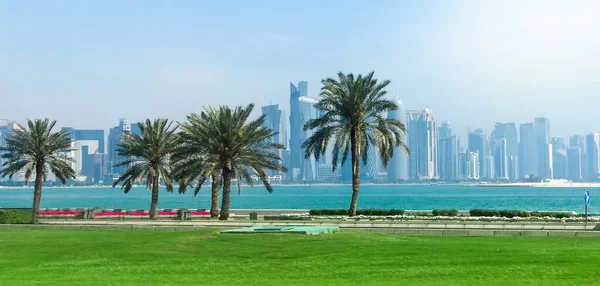 Vista panorámica del centro financiero de Doha desde West Bay. Doha es ...
