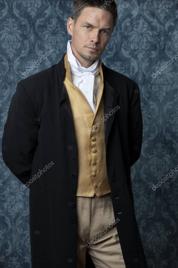 Un hombre guapo de Regency con un chaleco de oro, calzones, y una ...
