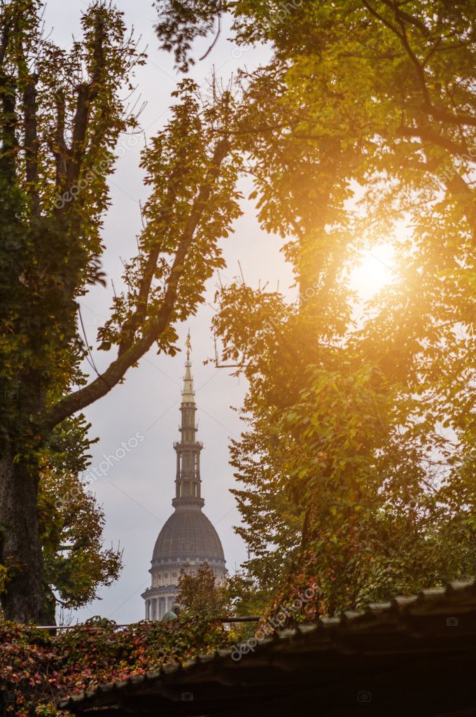 Novara, Italia - 17 de octubre de 2016: Palacios antiguos y cúpula ...