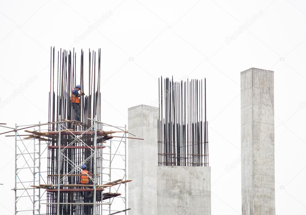 Constructores trabajando en la construcción de un gran edificio 2024