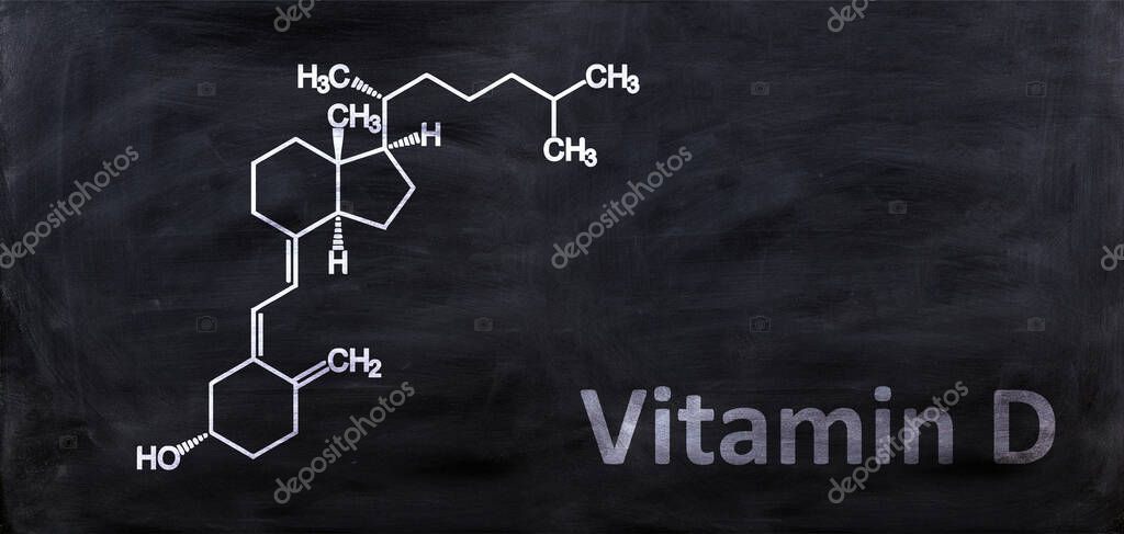 Vitamina D D3 fórmula química estructural, dibujo en una pizarra negra ...