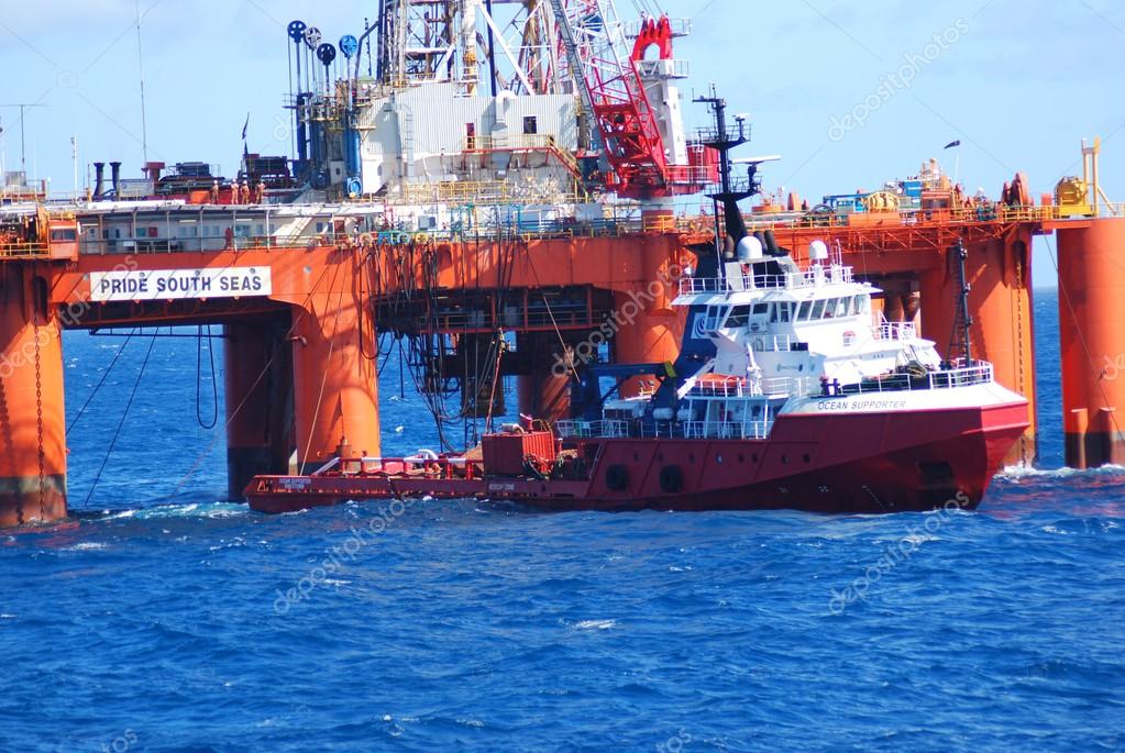 unloading under semi submersible oil rig of offshore tug supply vessel ...