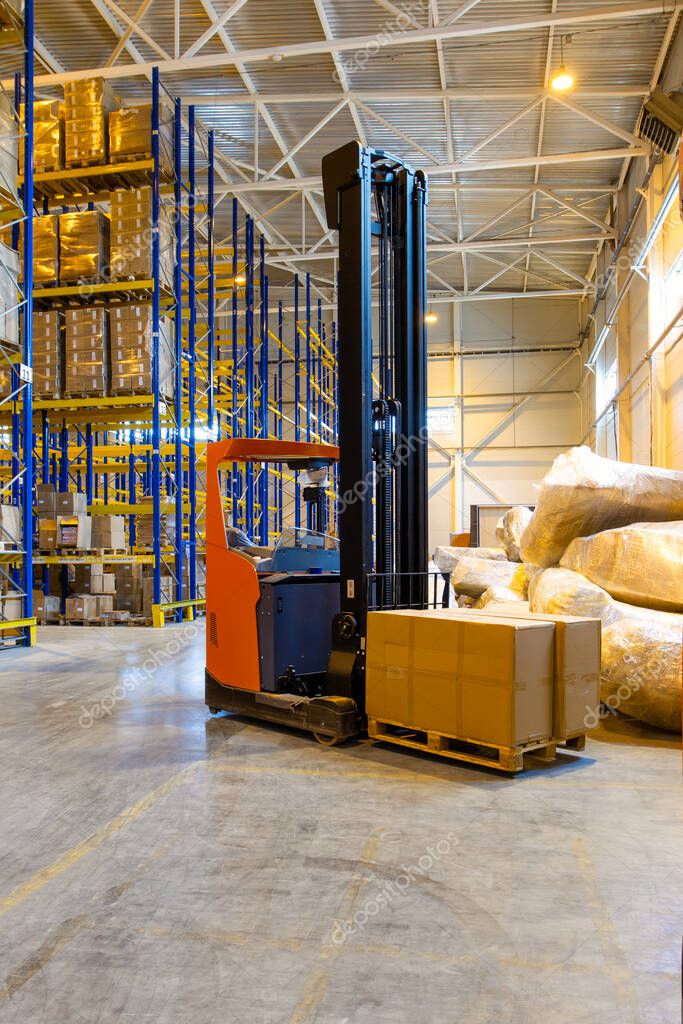Interior de un almacén moderno con filas y cajas de mercancías en ...