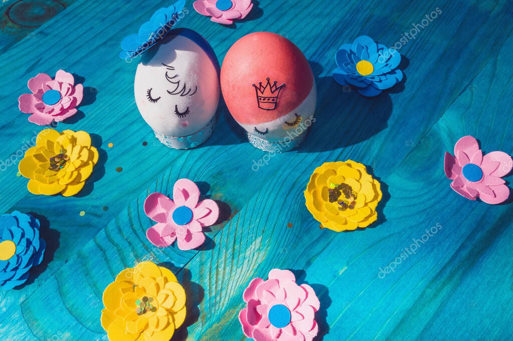 adorable pareja de huevos de Pascua rodeada de flores de papel ba ndose en la luz del sol 2024