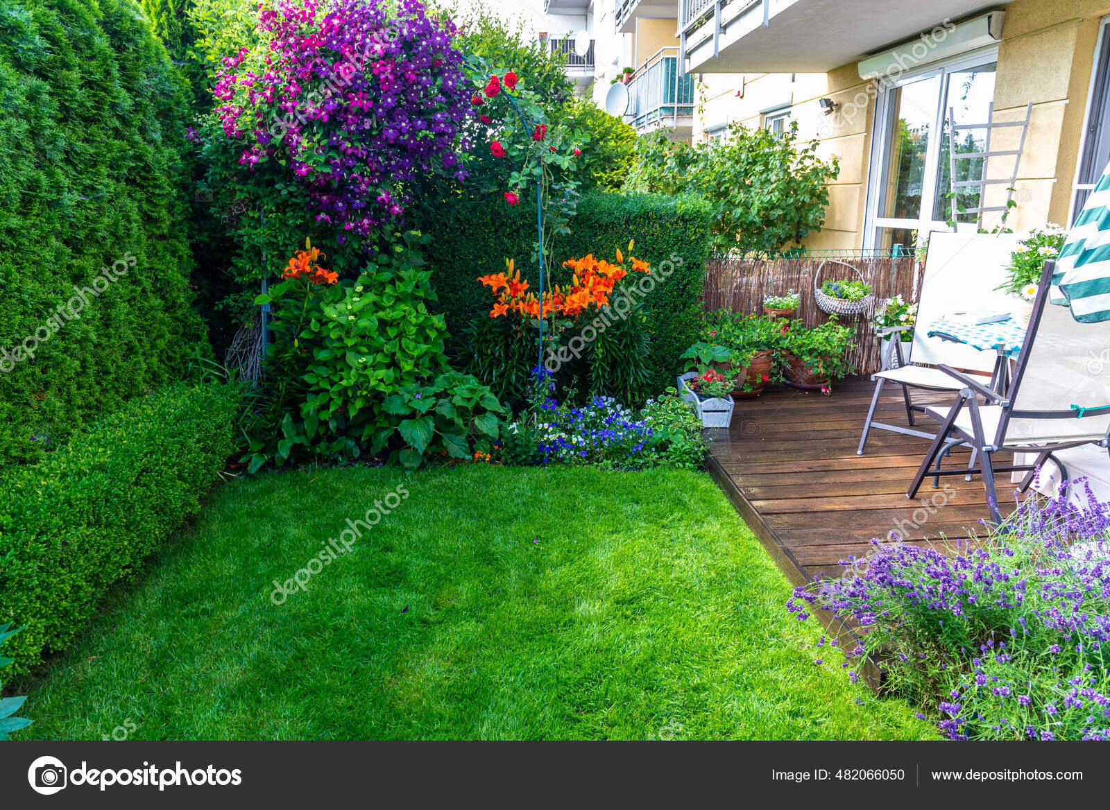 Beautiful Backyard Garden Full Flowers — Stock Photo © MHPhoto #482066050