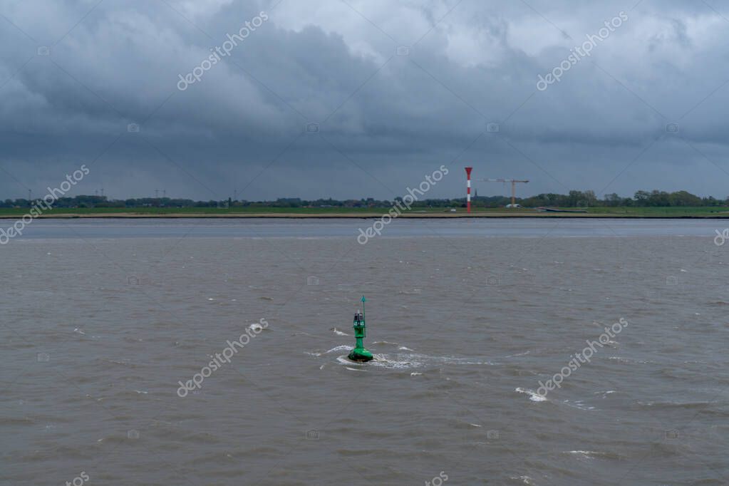 Una vista de las orillas del río Elba bajo un cielo de mal tiempo con ...