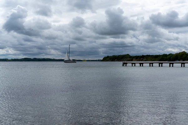 Un velero sale del puerto y puerto deportivo de Sonderborg y navega ...