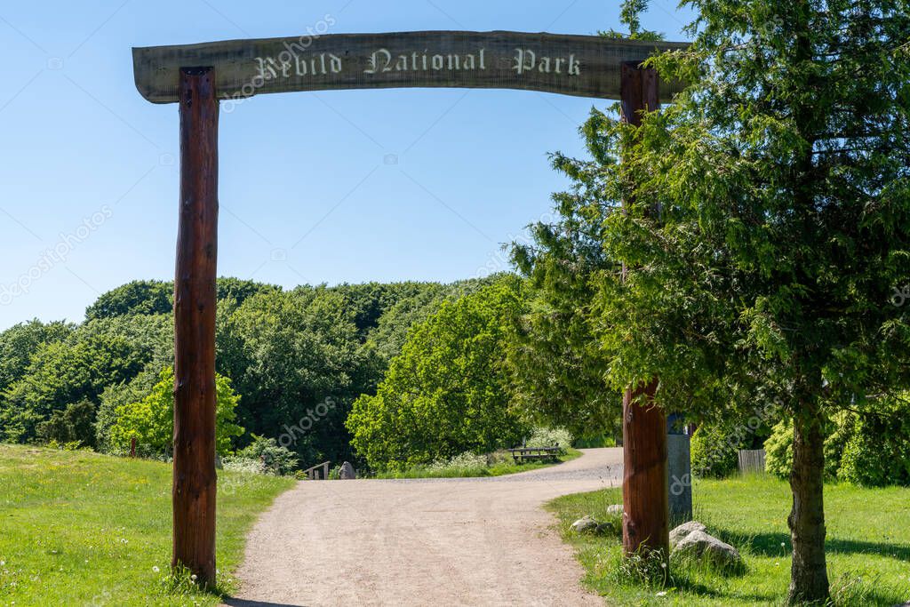 Rebild, Dinamarca - 7 de junio de 2021: la puerta y la entrada al ...