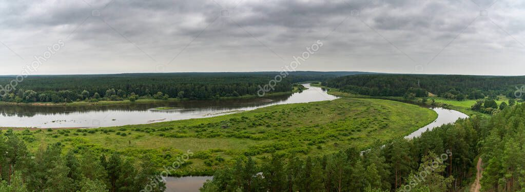Una vista panorámica del río Neman y el Parque Nacional Dzukija en el ...