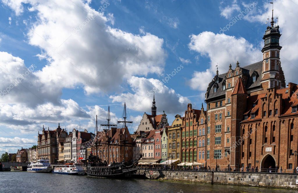 "Danzig, Polonia - 2 de septiembre de 2021: vista del centro histórico ...