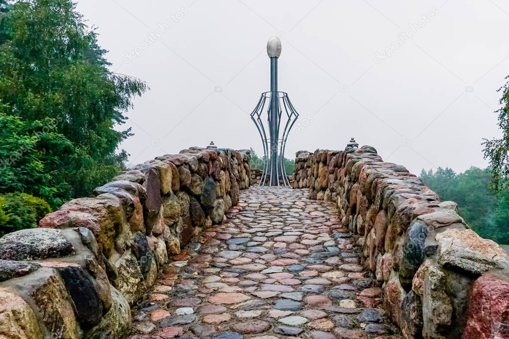 Merkine, Lituania - 31 de agosto de 2021: camino de piedra que conduce ...