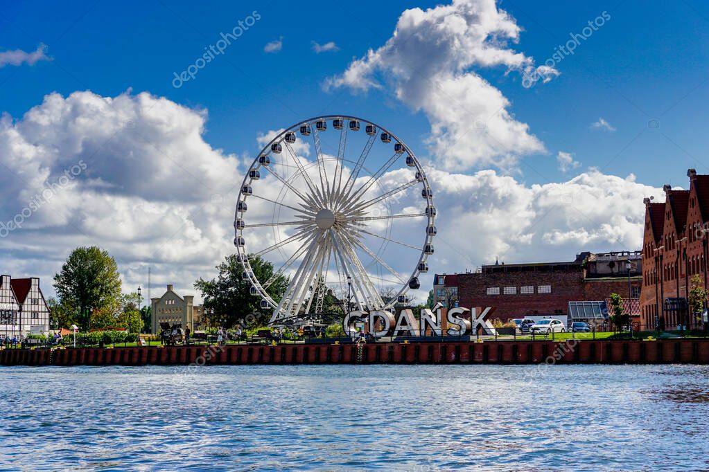 Danzig, Polonia - 2 de septiembre de 2021: noria y edificios históricos ...