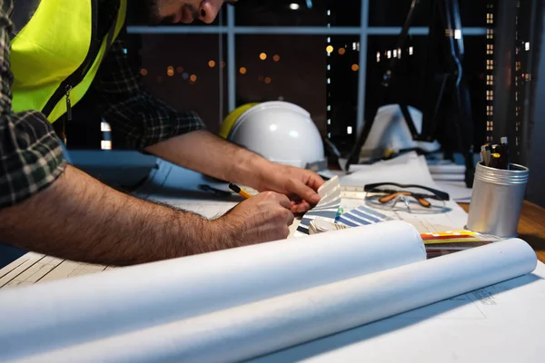 Ingeniero Dise ador de bocetos con Blueprint Architecture en la oficina de escritorio en casa ...