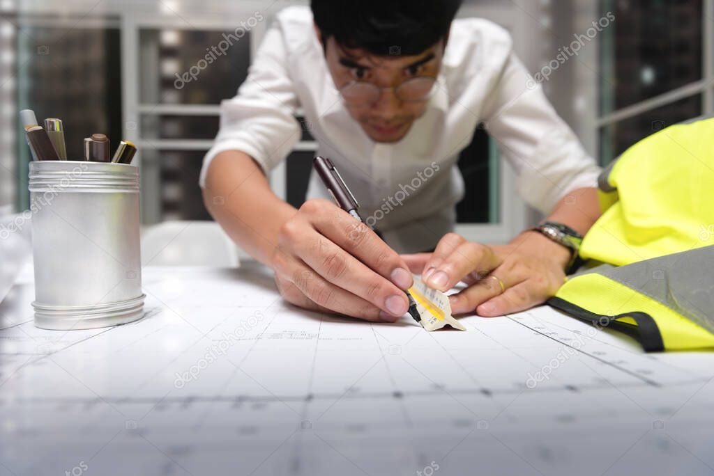 Ingeniero Diseñador de bocetos con Blueprint Architecture en la oficina de escritorio en casa ...