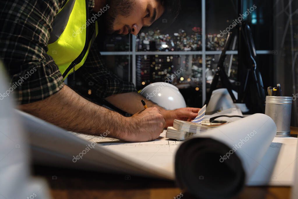 Ingeniero Diseñador de bocetos con Blueprint Architecture en la oficina de escritorio en casa ...