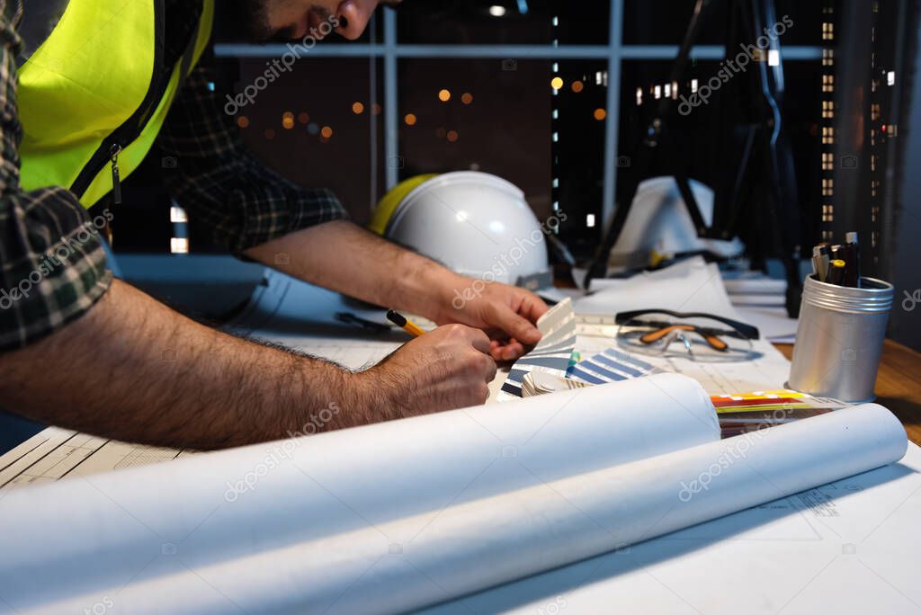 Ingeniero Dise ador de bocetos con Blueprint Architecture en la oficina de escritorio en casa ...