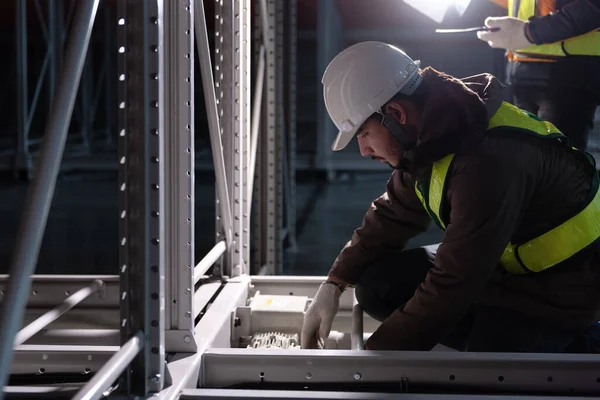 Servicio t cnico de mantenimiento en almac n fr o, gente de la ingenier a de la maquinaria que ...