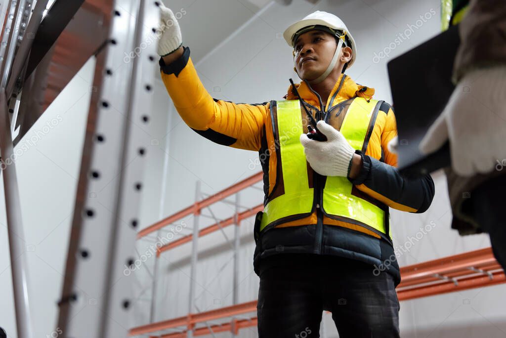 Servicio t cnico de mantenimiento en almac n fr o, gente de la ingenier a de la maquinaria que ...