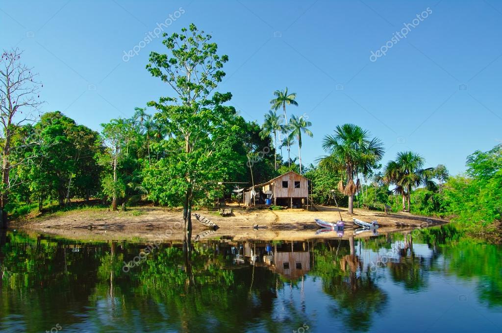 Casa inclinada en el río Amazonas 2023