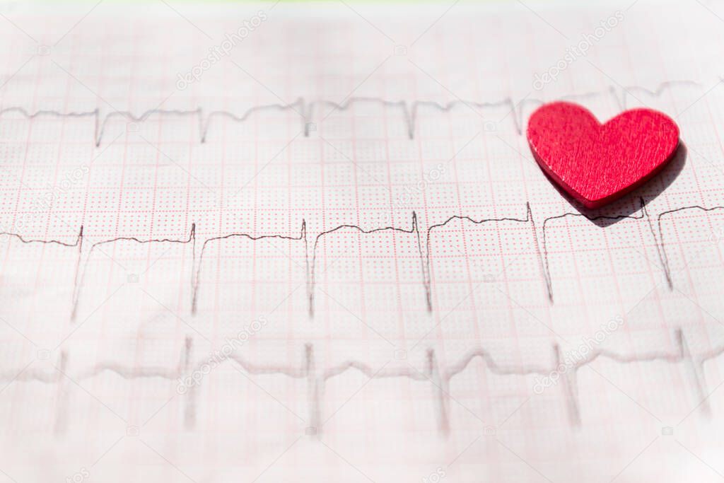 primer plano de un electrocardiograma en forma de papel vith corazón de ...