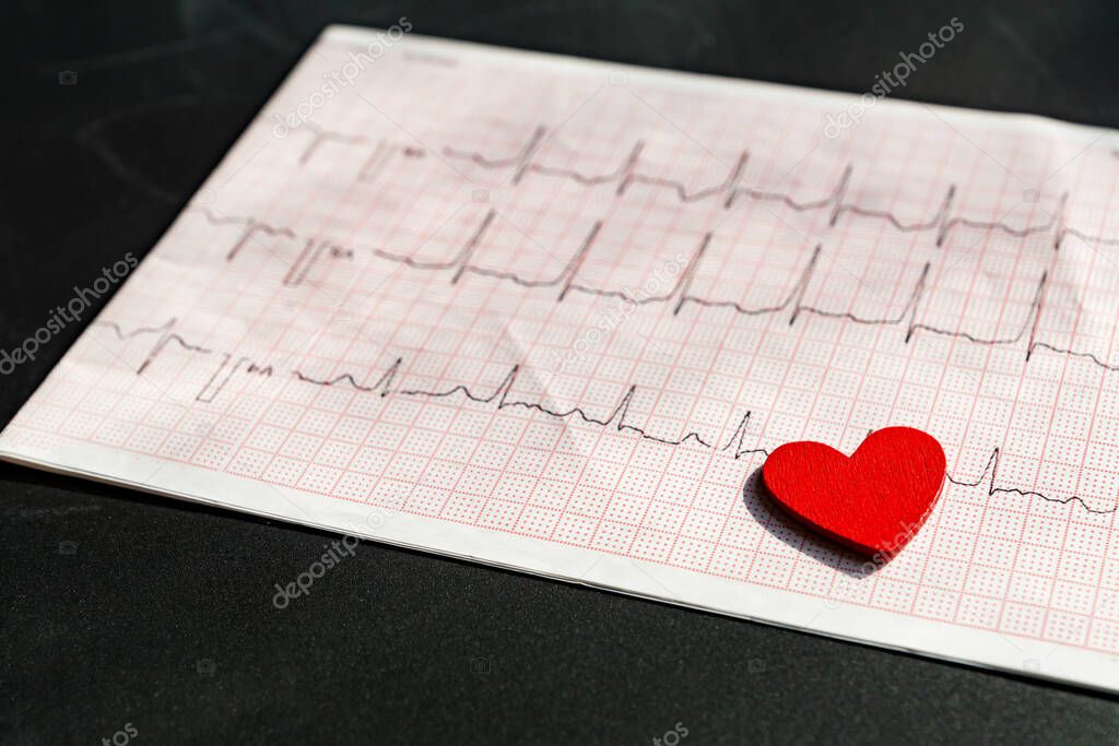 primer plano de un electrocardiograma en forma de papel vith corazón de ...