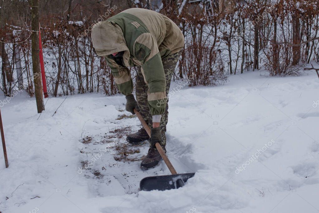 hombre despeja el patio de la nieve con pala. Fuertes nevadas en ...