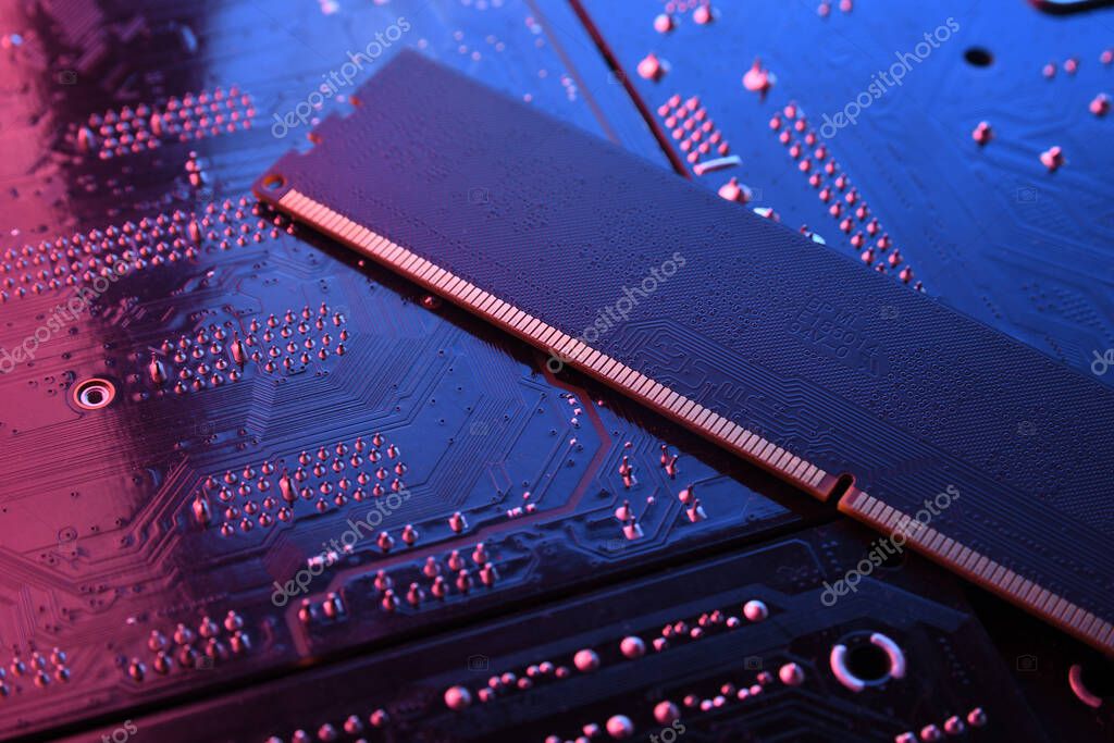 Memoria del ordenador RAM en el fondo de la placa base del circuito. De ...