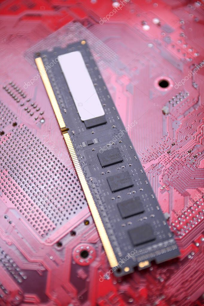 Memoria de la computadora RAM en el fondo de la placa base. De cerca ...