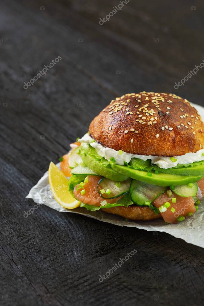 Hamburguesa con salmón, aguacate, pepino y queso crema. Pan integral de ...