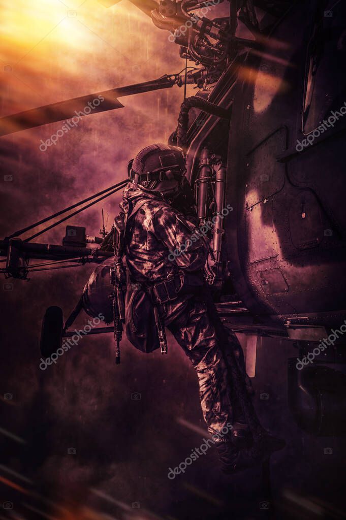 Imagen de un militar atado con una cuerda a un helicóptero. Estilo ...