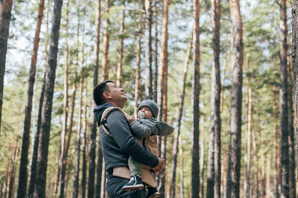 Papá cargando a su bebé de 1 año en un portador de ergo, bolsa. Estilo ...