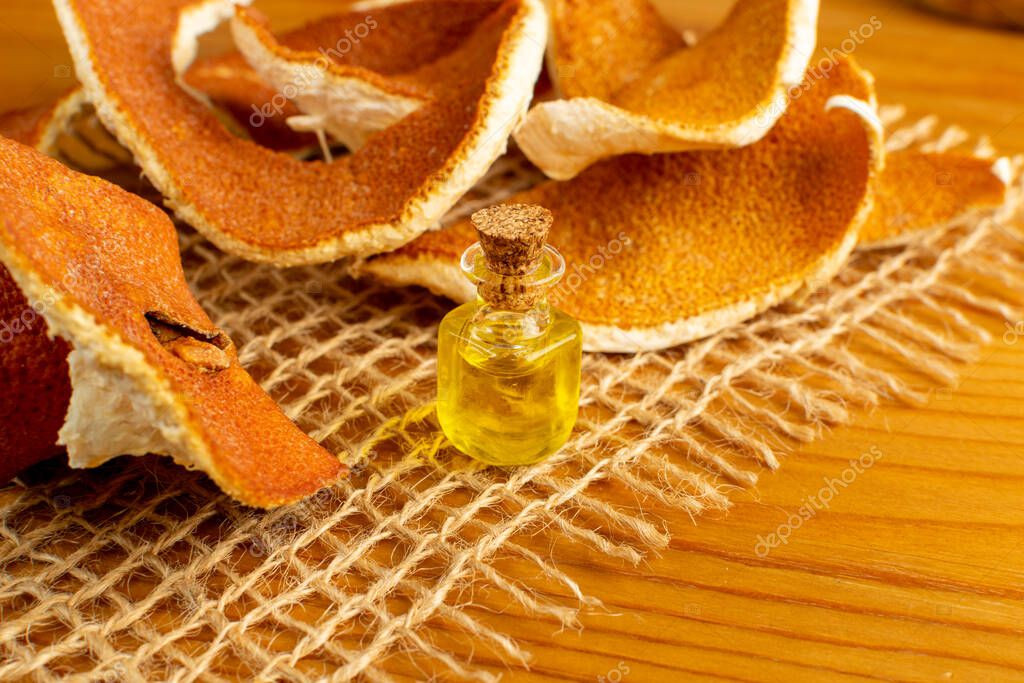 Aceite esencial de cáscara de naranja seca en una pequeña botella ...