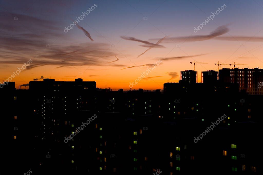 Rastros de aviones volando en el cielo despejado del amanecer. Por ...