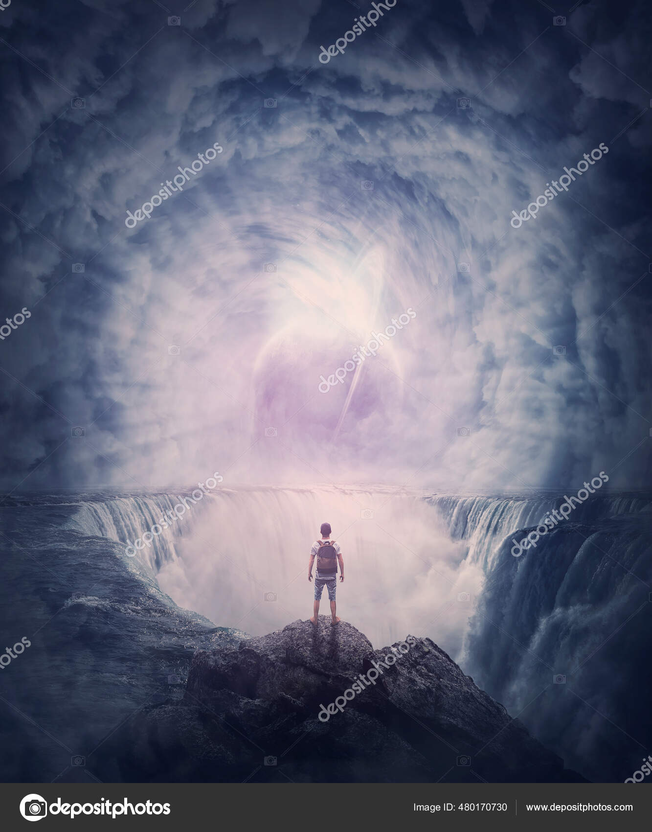 Persona Encuentra Borde Acantilado Sobre Una Cascada Mirando Enorme ...