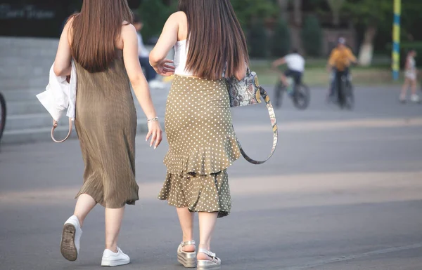 Teenage girls walking fotos de stock, imágenes de Teenage girls walking ...