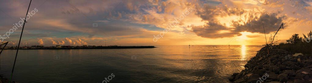 Fantástica puesta de sol en la desembocadura del río Tíber en Roma con ...