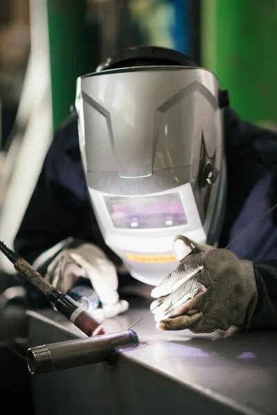 Welder using acetylene welding outfit — Stock Photo © DuxX73 #125330642