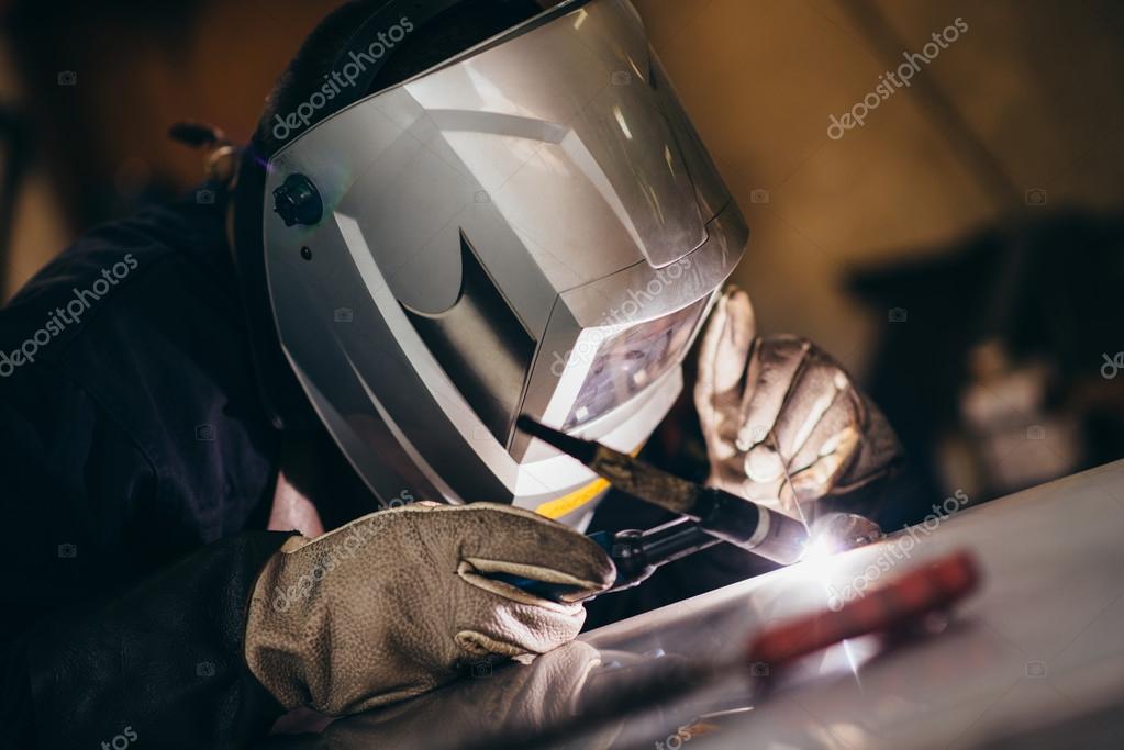 Welder using acetylene welding outfit Stock Photo by ©DuxX73 125330642