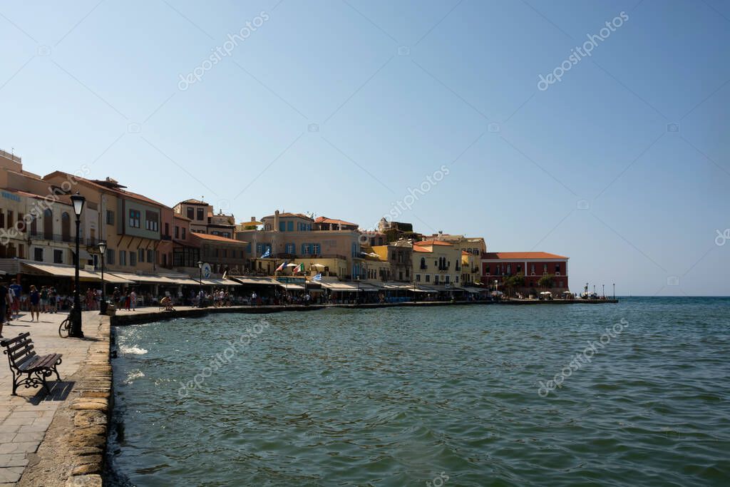 Grecia, Chania - 09 de agosto de 2018: Creta Venetian Harbor and ...