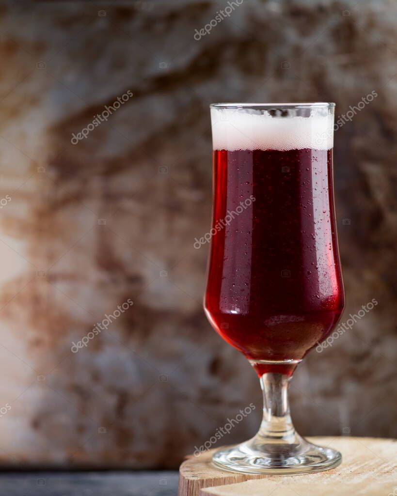Cerveza de cerveza roja en un vaso sobre un fondo metálico oxidado 2023