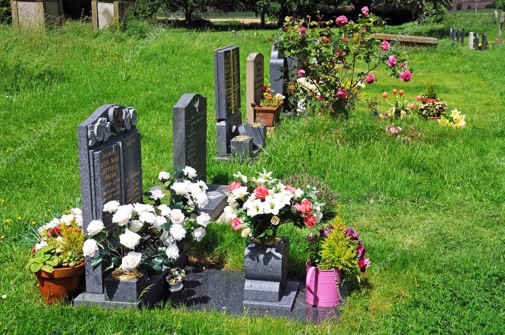 Lápidas modernas en el cementerio de San Pedro y San Pablo, Weobley. 2023