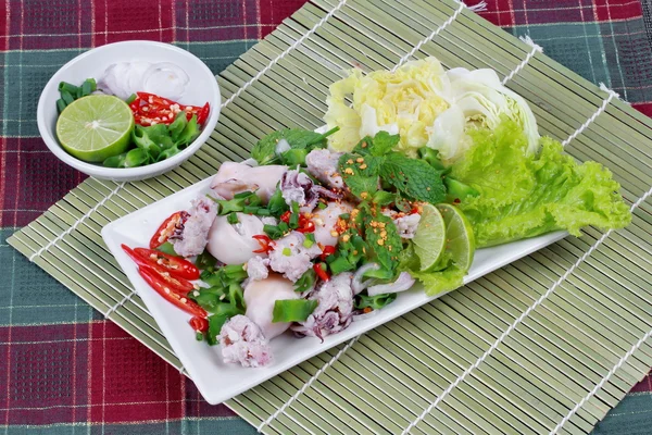 Ensalada de hierbas mixtas picante y agria con envoltura de calamar de ...