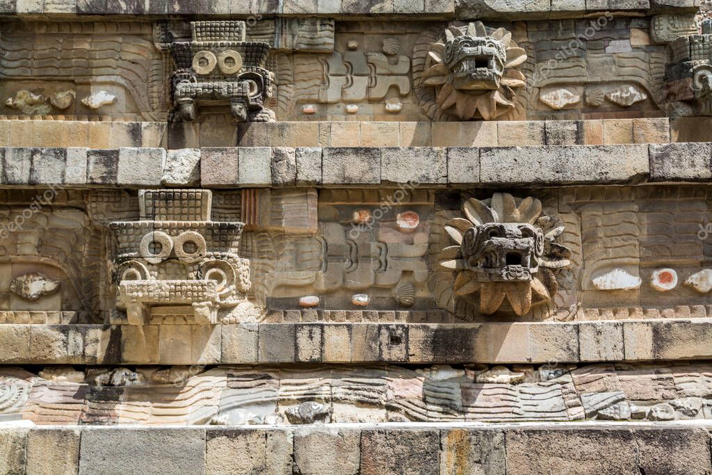 Detalles arquitectónicos con dragón cabeza fregadero drenaje de las ...