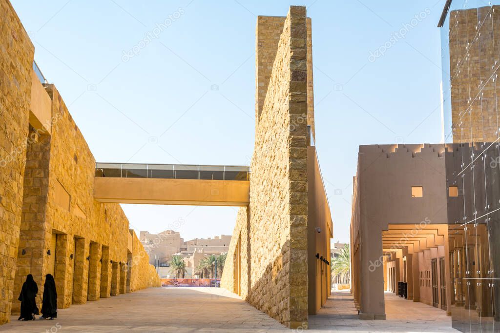 Mujeres árabes caminando en la Diraiyah, también como Dereyeh y Dariyya ...