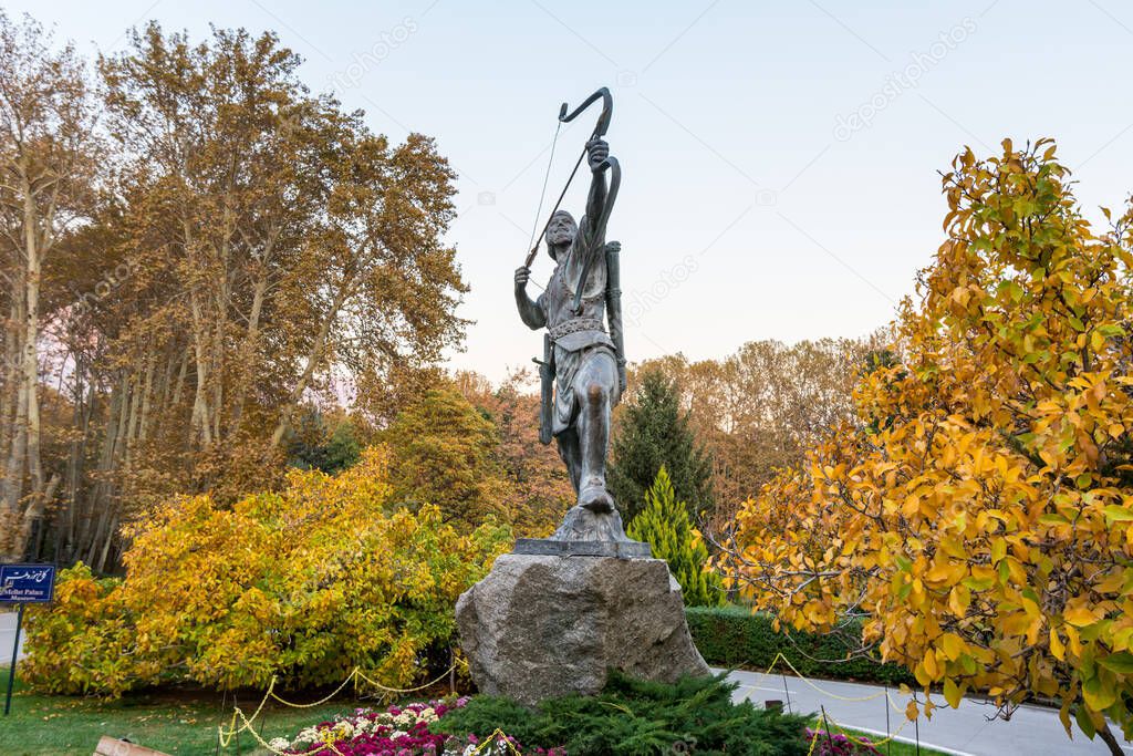 Estatua de Arash el arquero, una figura arquera heroica de la mitología ...